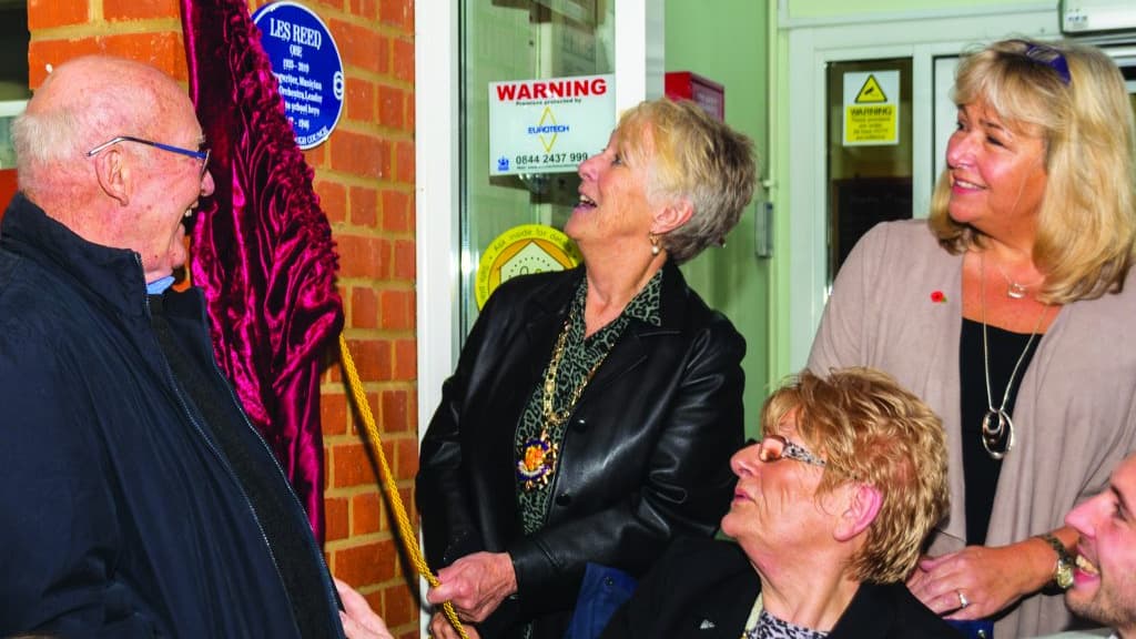 Blue plaque dedicated to songwriter Les Reed unveiled ...