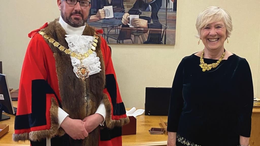 New Woking Mayor joins the chain gang | wokingnewsandmail.co.uk