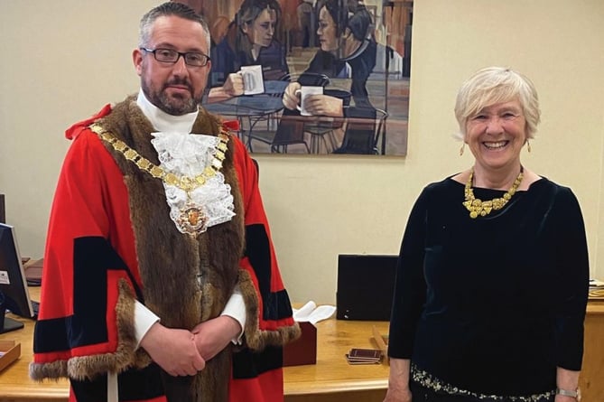 New Woking Mayor joins the chain gang | wokingnewsandmail.co.uk