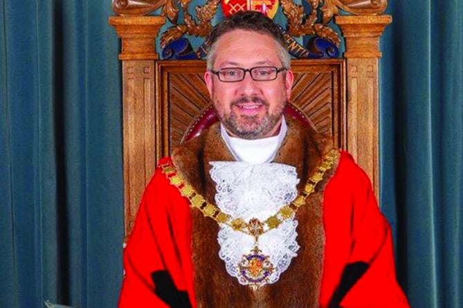 New Woking Mayor joins the chain gang | wokingnewsandmail.co.uk