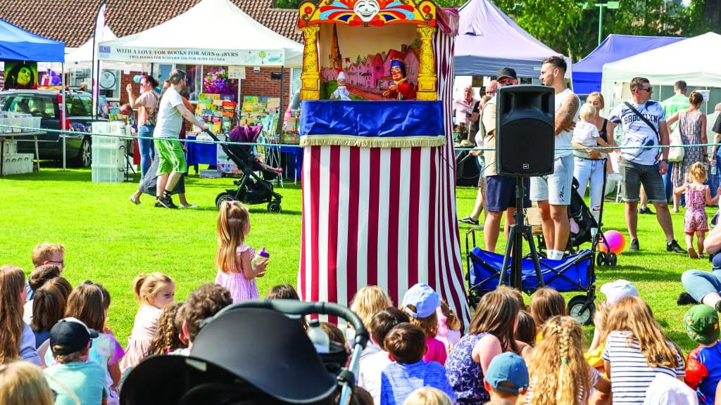 Sunshine and crowds at Chobham Carnival | wokingnewsandmail.co.uk