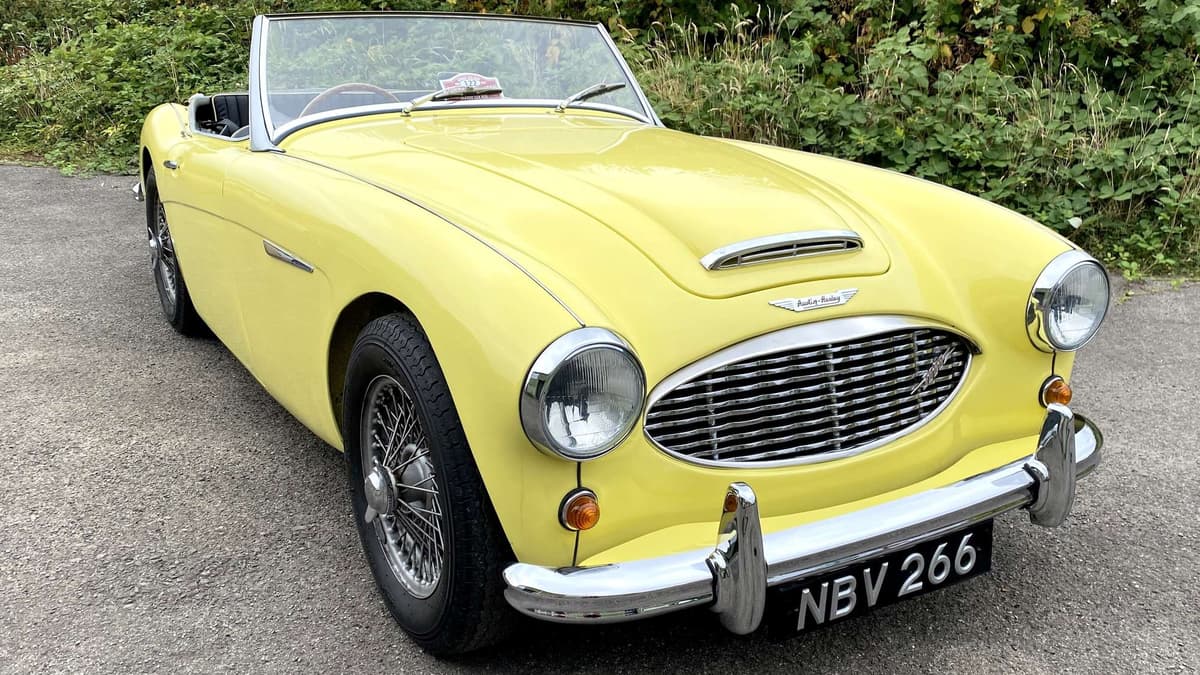 Classic cars speed to big prices at Ewbanks | wokingnewsandmail.co.uk
