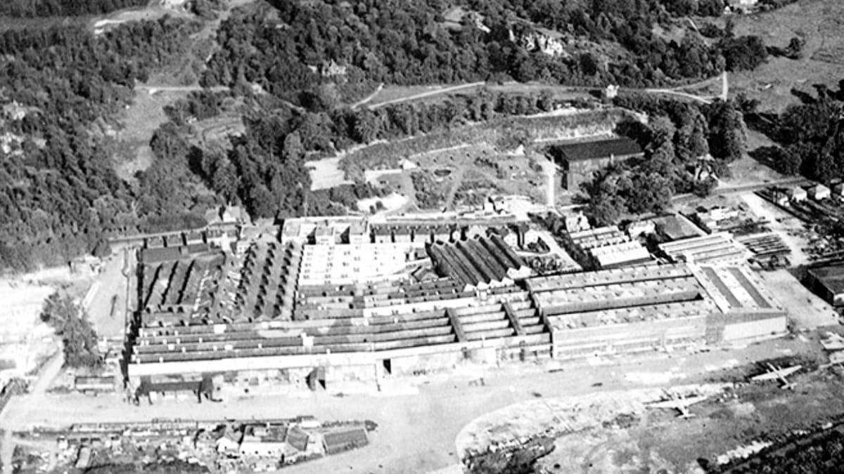 Peeps into the Past: When barrage balloons defended Brooklands factory ...