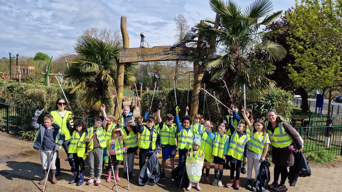 St Dunstan’s Catholic Primary school pupils go on an Earth Day litter ...