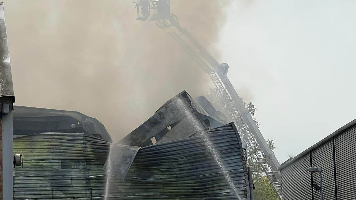 Byfleet blaze which destroyed Access self storage warehouse also ...