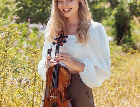 Steep violinist Alexandra Peel plays St Peter's Church in Petersfield ...