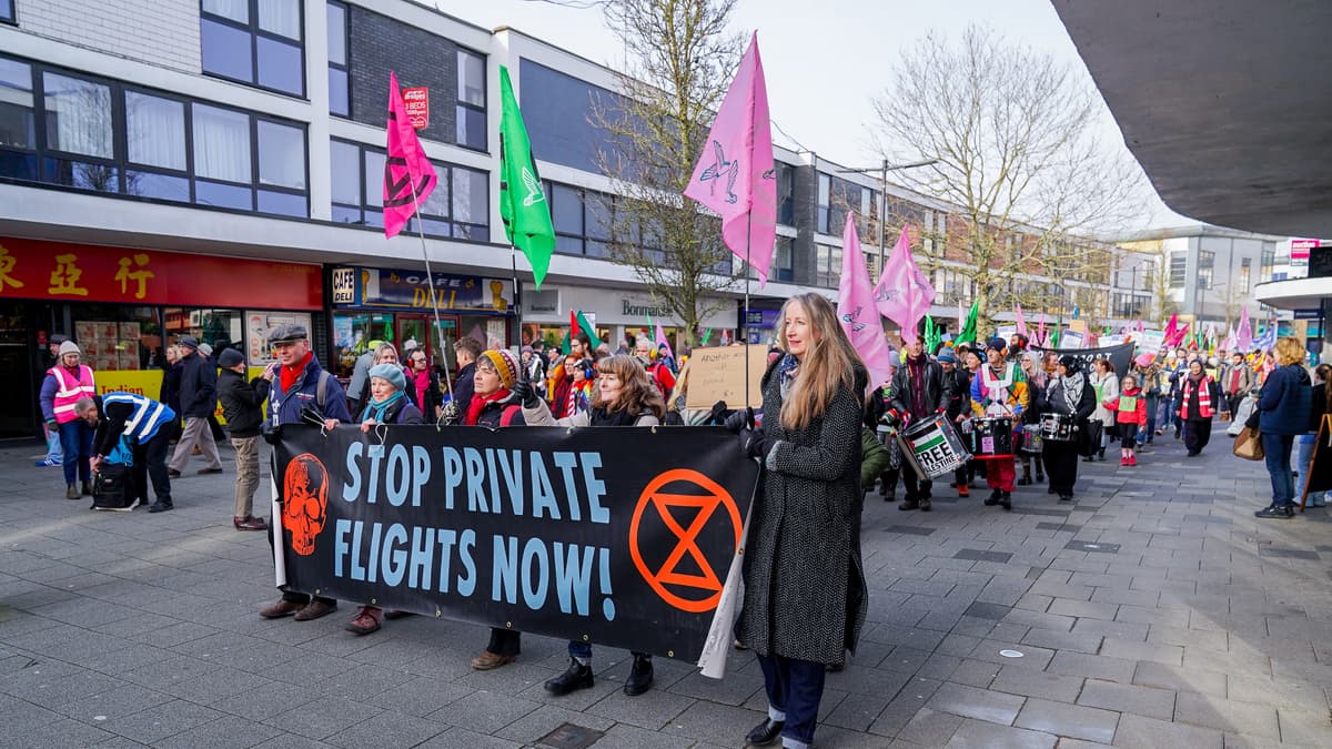 VIDEO: 'Huge turnout at Farnborough Airport protest shows scale of ...