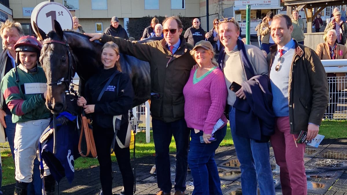 Favourite Delacroix loses out by a nose from Hotazhell ...