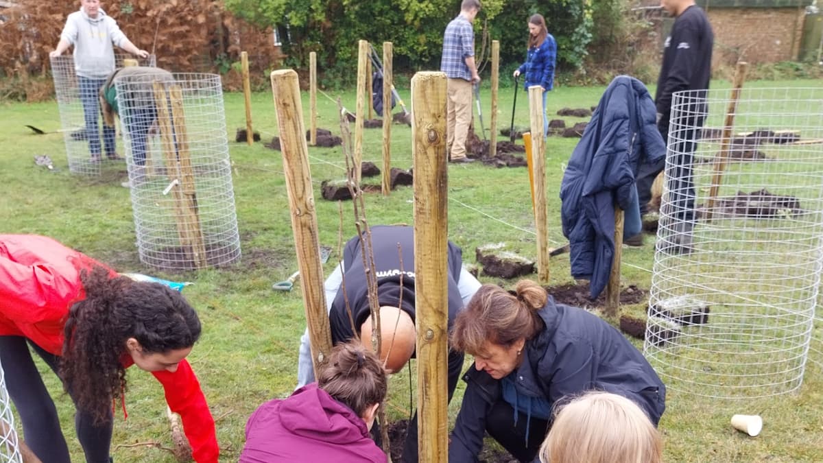 Knaphill schools dig in to create orchard | wokingnewsandmail.co.uk
