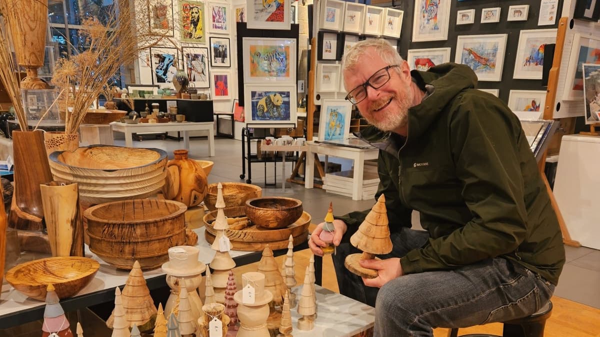Artist turns his hand to supporting charity | wokingnewsandmail.co.uk