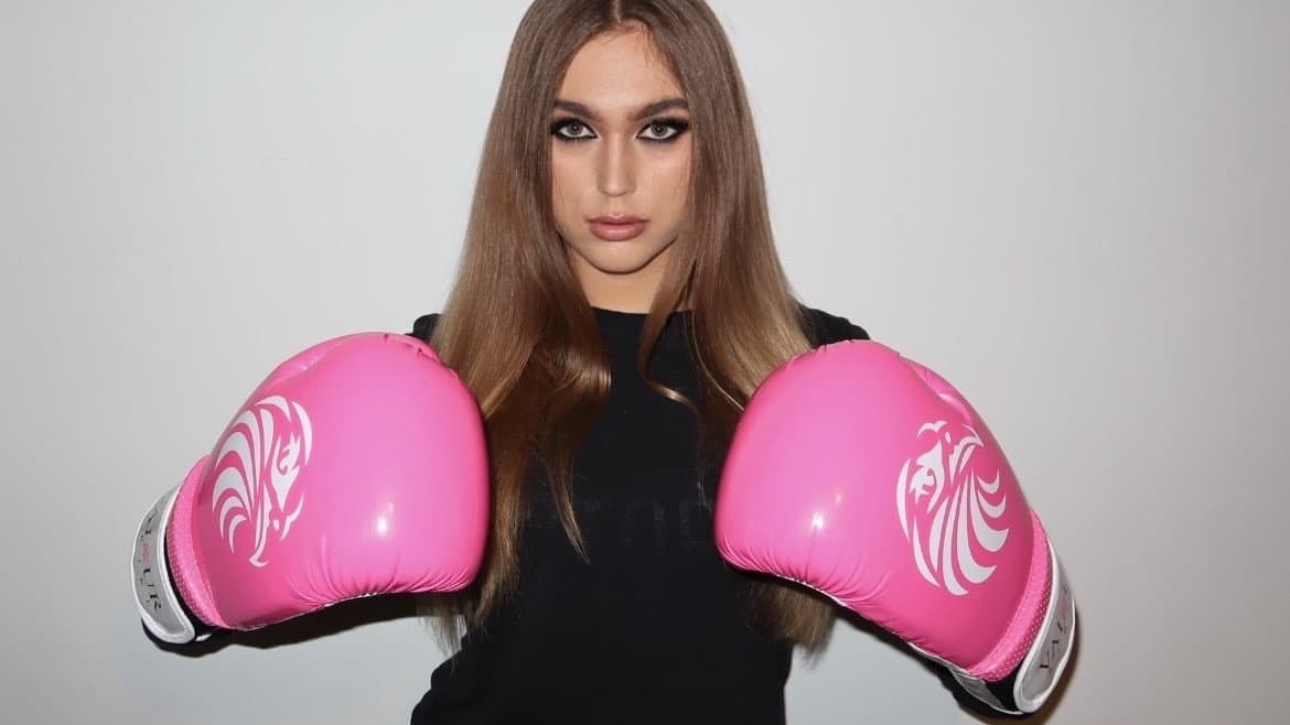 Surrey beauty queen packs a punch in boxing debut | wokingnewsandmail.co.uk