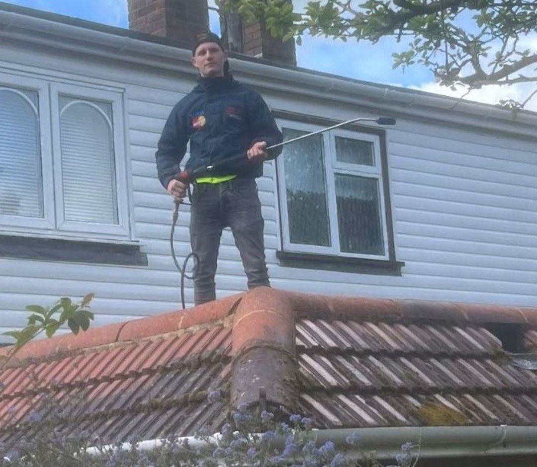 Rogue father and son roofers fleeced elderly victims across Surrey ...